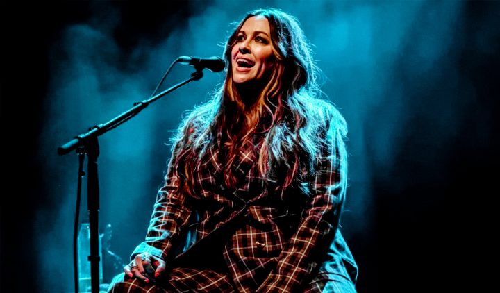 Alanis Morissette lanza cover festivo de "Little Drummer boy" - Blog ...
